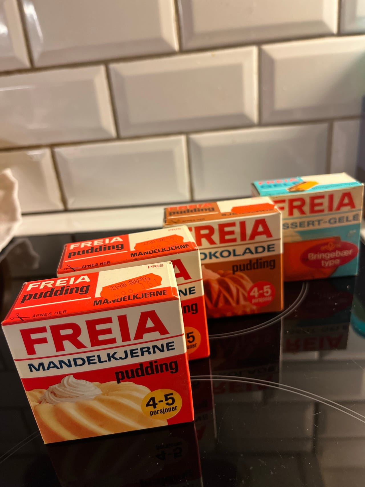 Freia gelé, sjokoladepudding og mandelkjernepudding selges. Retro ...