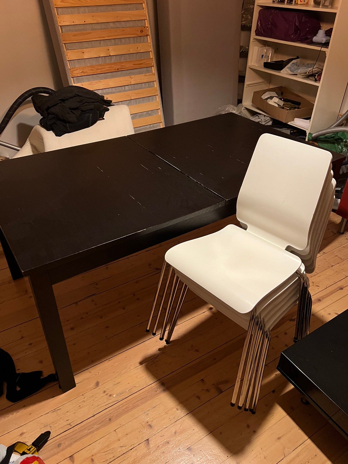 Spisebord og hvite Gilbert-stoler fra Ikea | FINN-torget