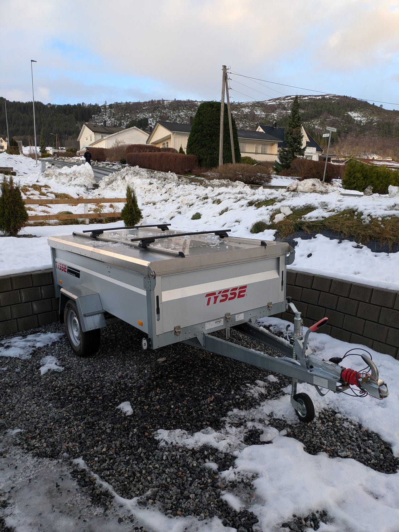 Stor henger med lokk og takrails | FINN-torget