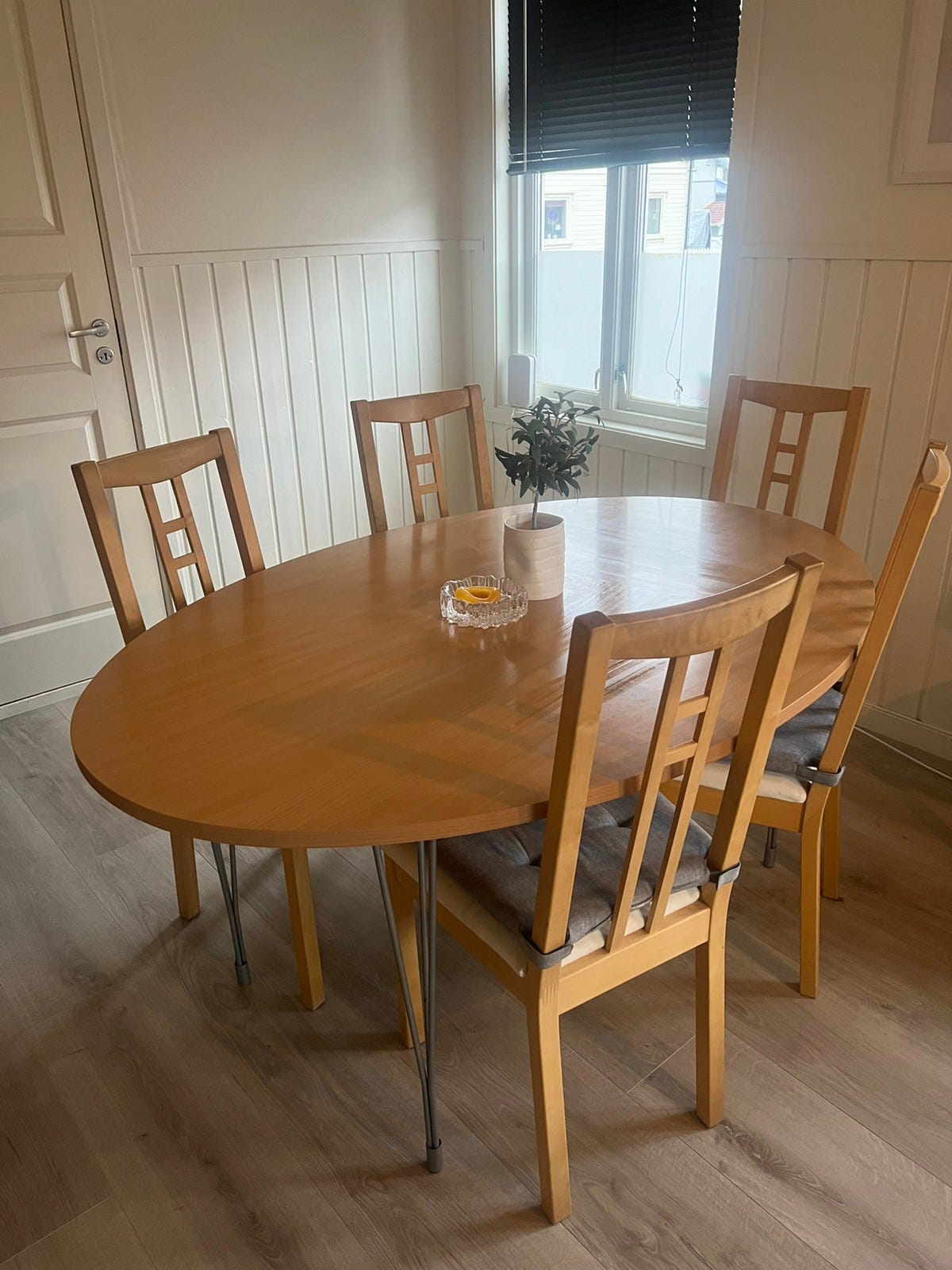 Ovalt bord med 5 stoler - må hentes ASAP | FINN-torget