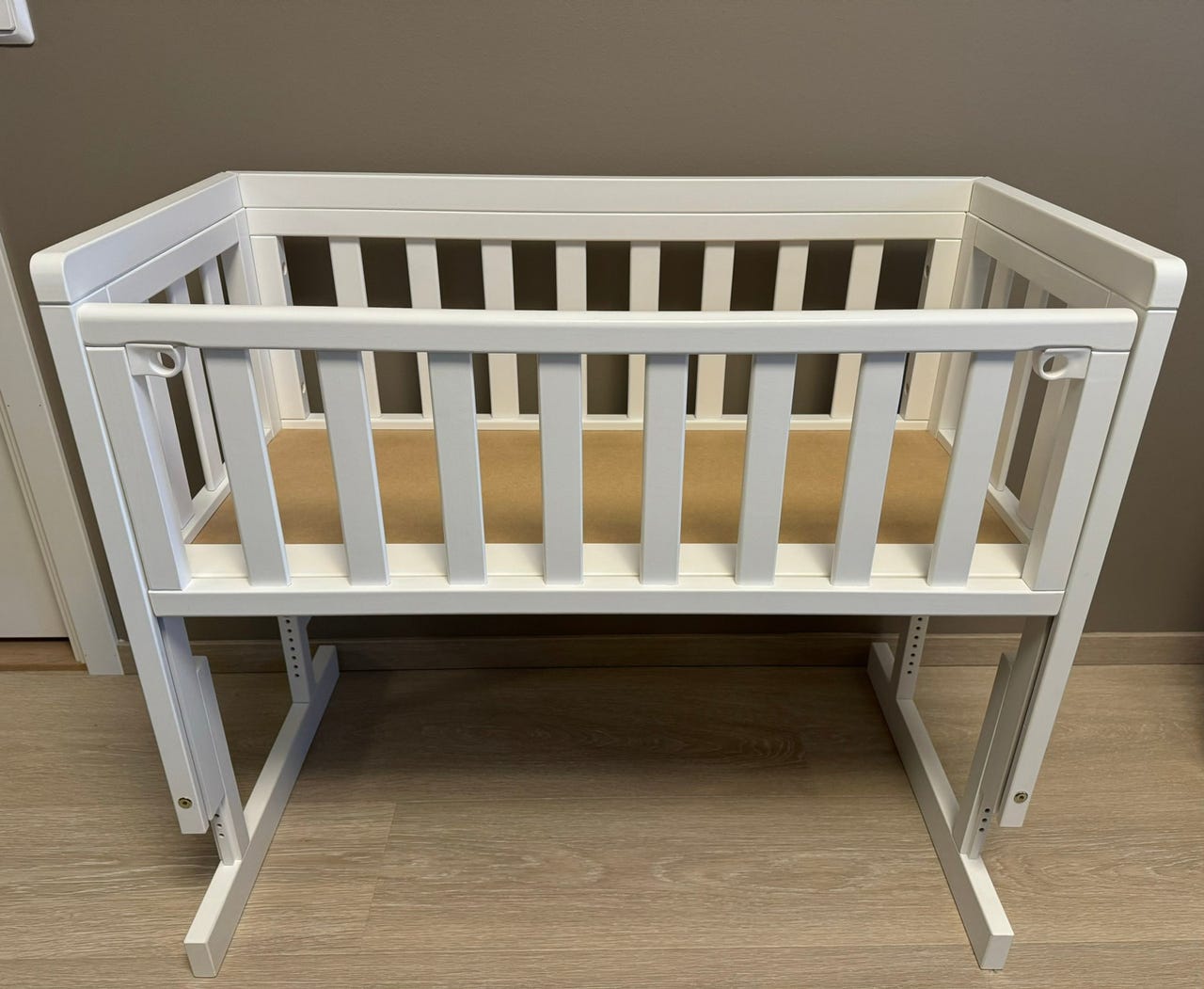 Troll bedside crib, madrass, 3 laken og kantbeskytter | FINN-torget