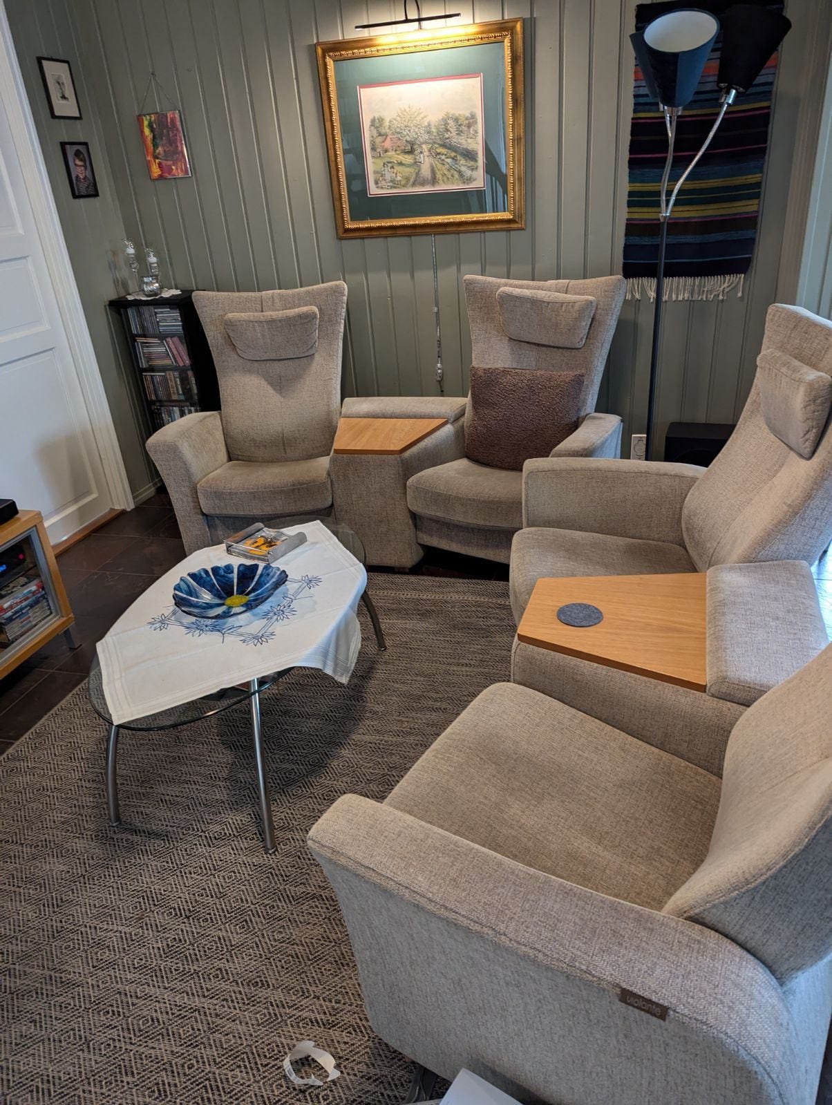 2*Stoler med bord gis bort innen torsdag | FINN-torget