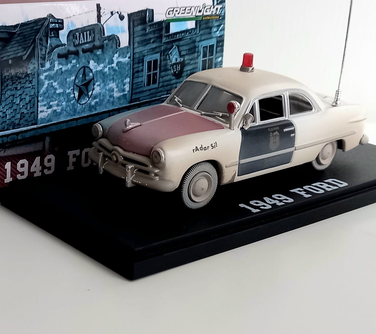 1:43 Greenlight Politibil Ford 1949 | FINN-torget