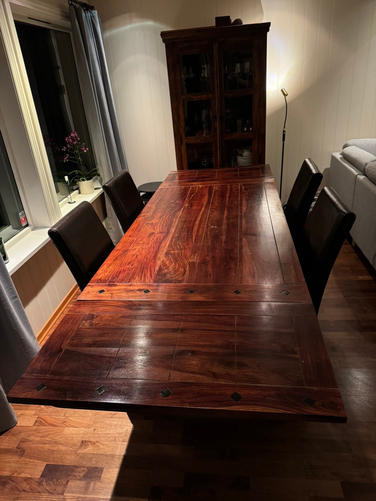 Solid og flott spisebord med fem stoler | FINN-torget