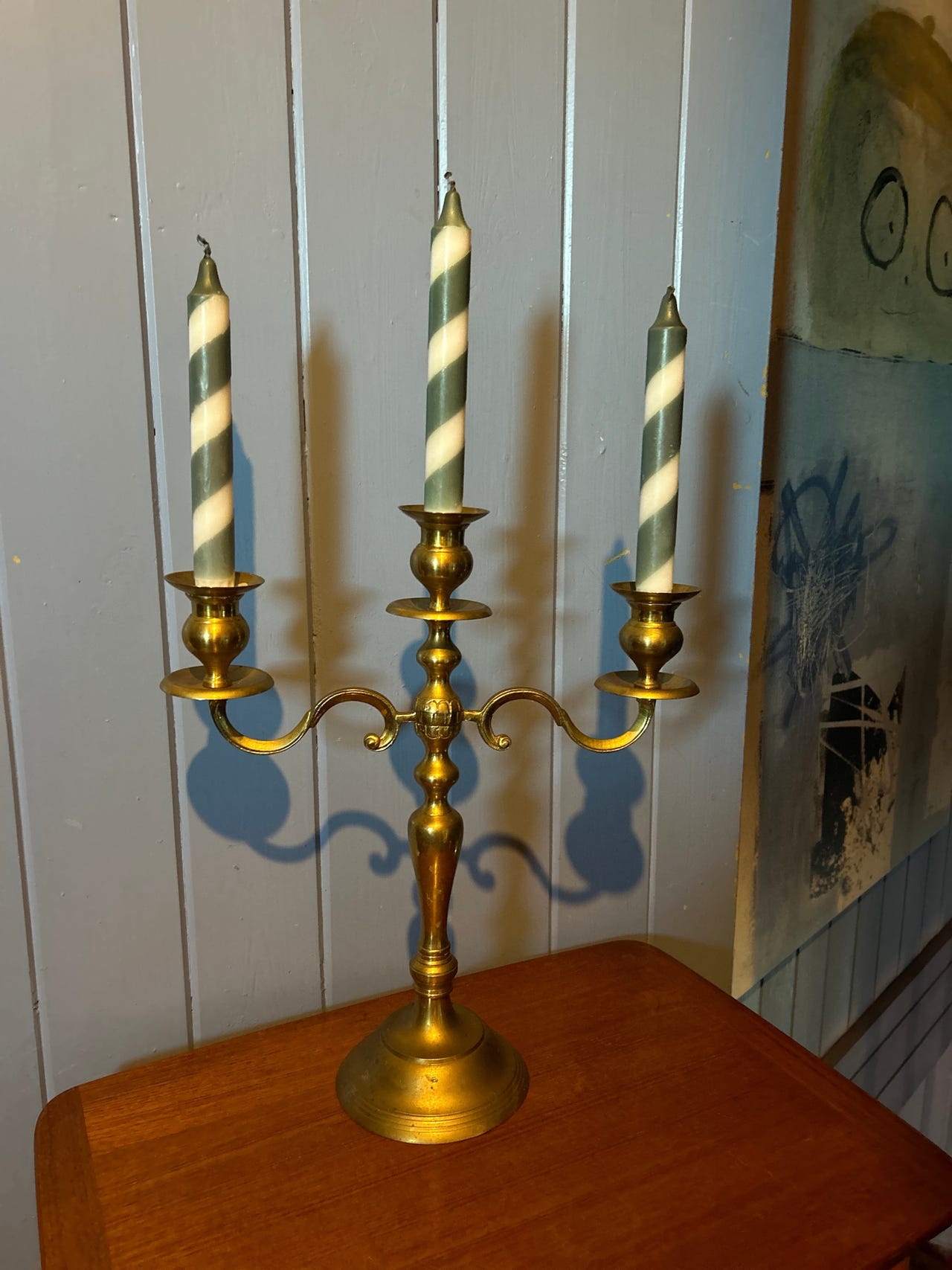 Flott, stor lysestake i messing. Kandelaber. Trearmet | FINN-torget