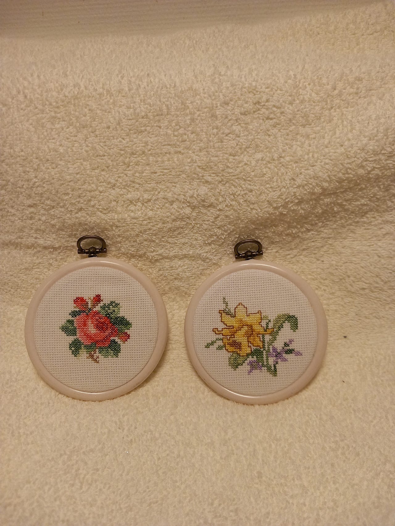 2 broderte blomster bilder , 8,5×8,5 med oppheng | FINN-torget