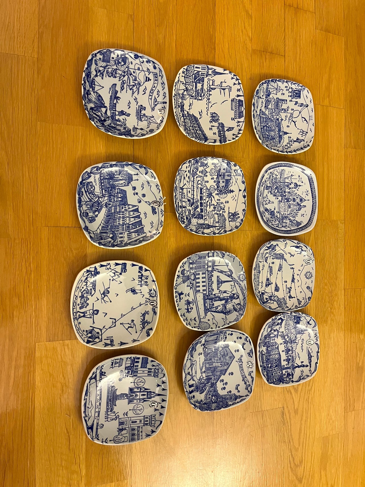 Stavanger Flint platter med vegg -oppheng | FINN-torget