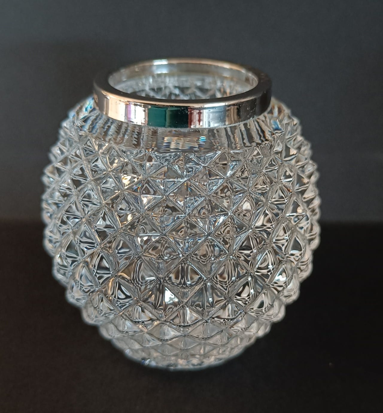 Liten kuleformet vase i krystall og sterling silver. Emil Hermann. 50 ...