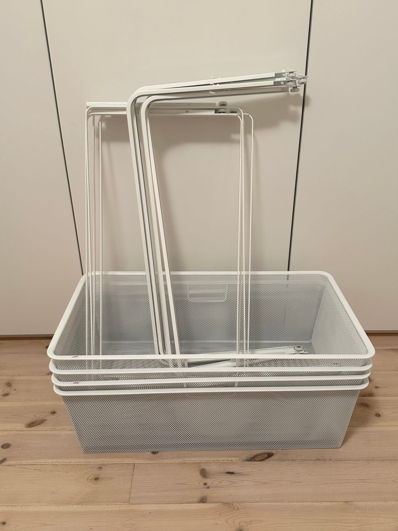 4 stk Elfa uttrekkbare meshkurver med skinner | FINN-torget