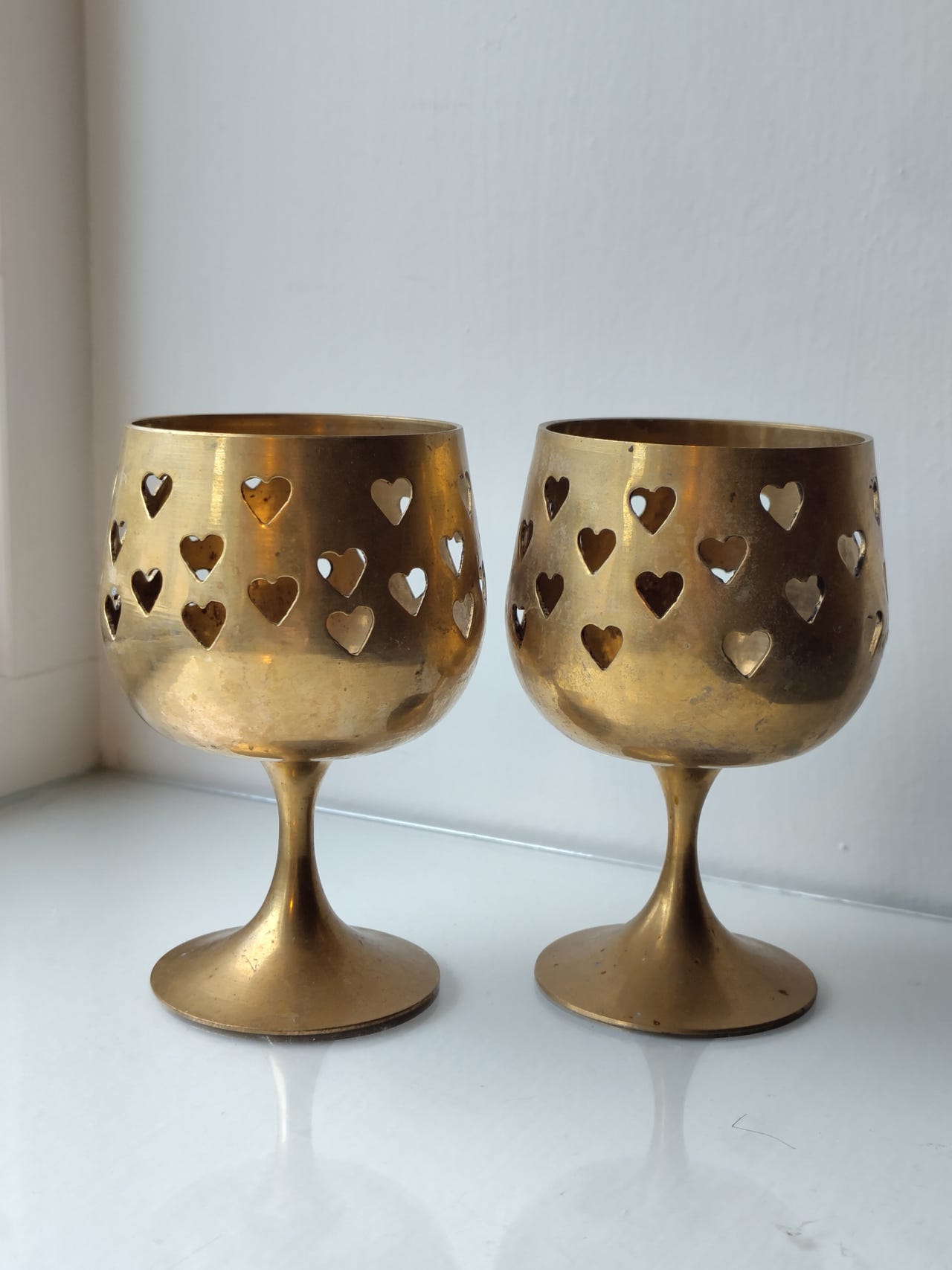 Telysholdere i messing på stett med hjerte-detaljer | FINN-torget