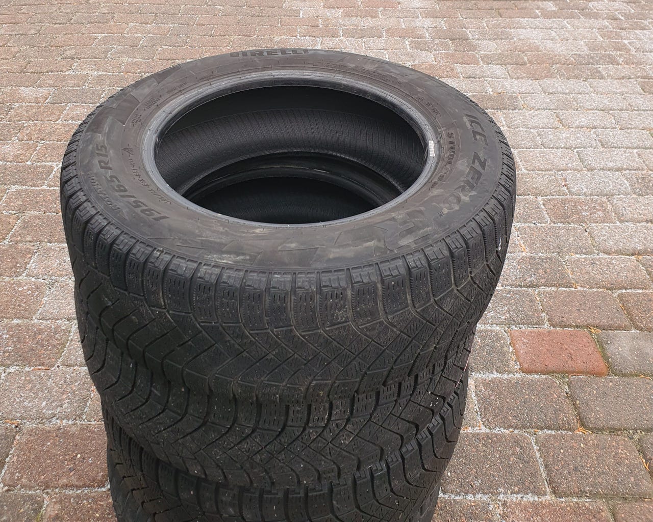 Pirelli piggfrie vinterdekk selges billig | FINN-torget