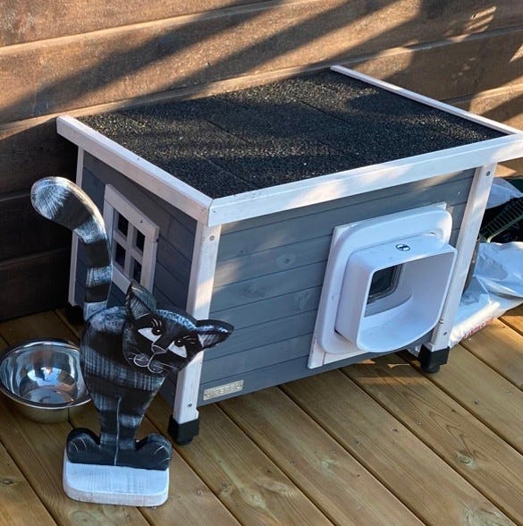 Utendørs kattehus med katteluke | FINN-torget