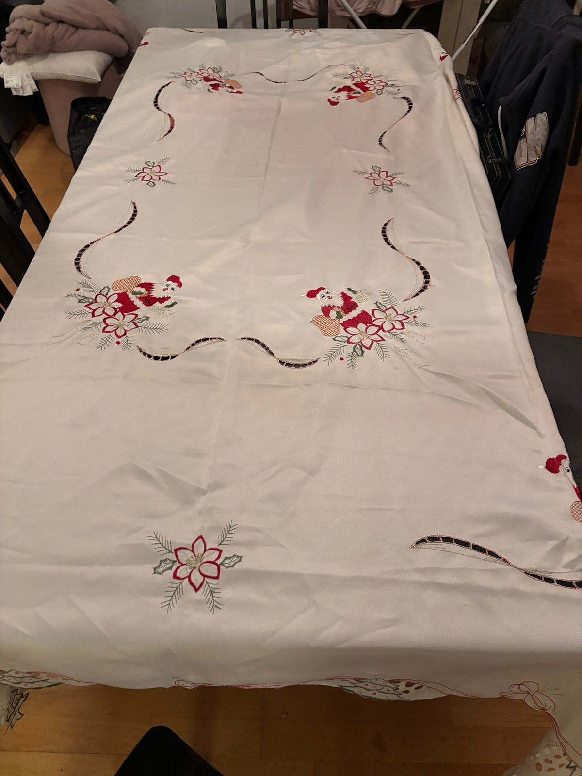 BRODERT SØT JULEDUK i SATENG (?) M FINE DETALJER | FINN-torget