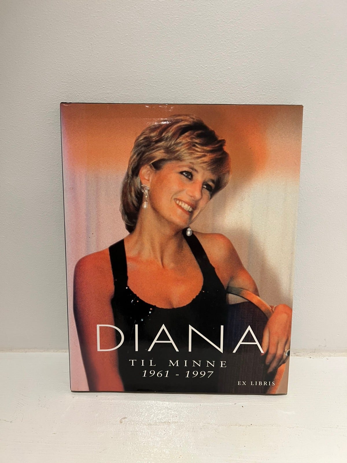 Boken DIANA til minne 1961-1997 - Sandra Barwick | FINN-torget