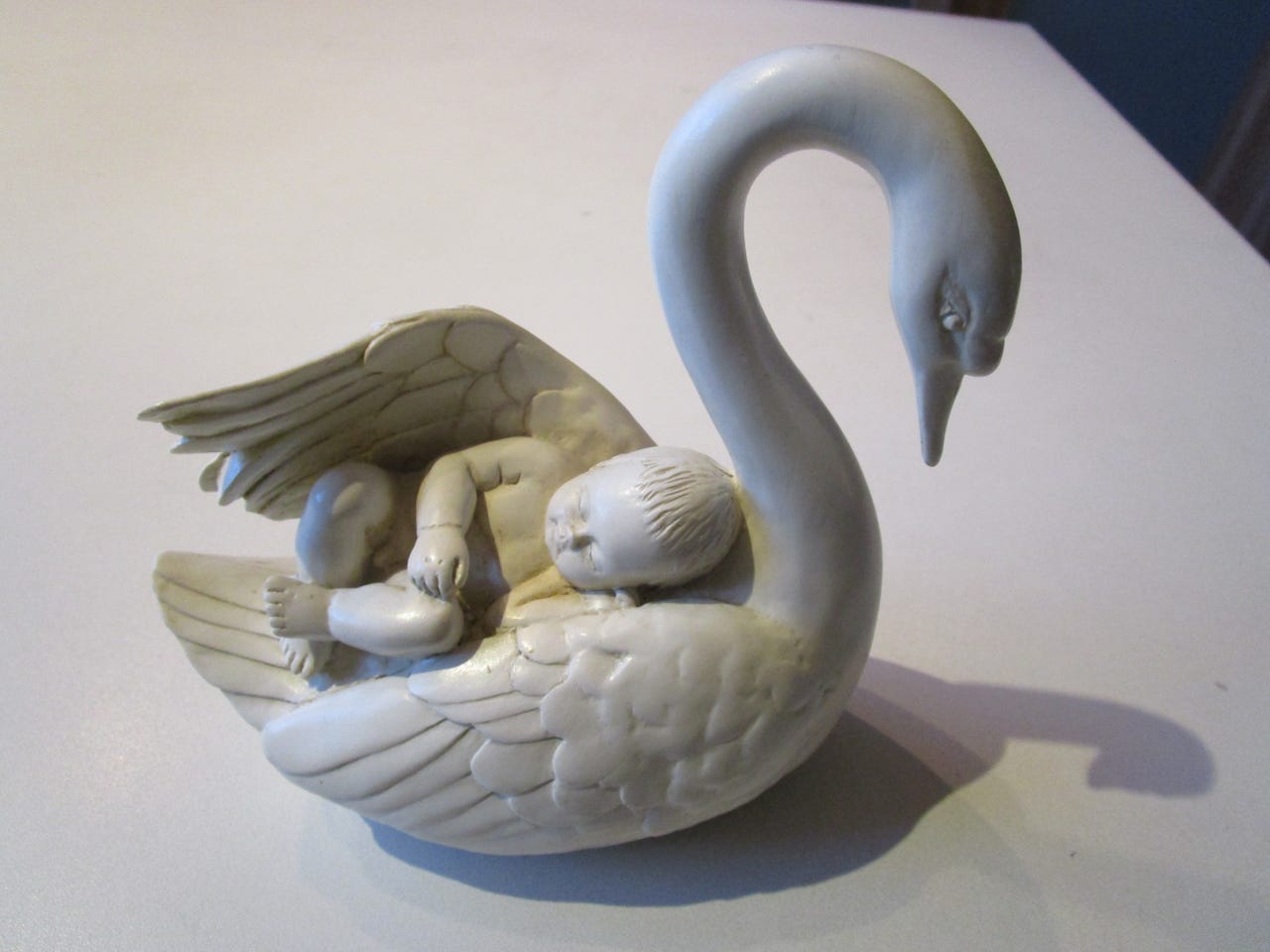 Retro figur. Svane med sovende baby. Signert. | FINN-torget