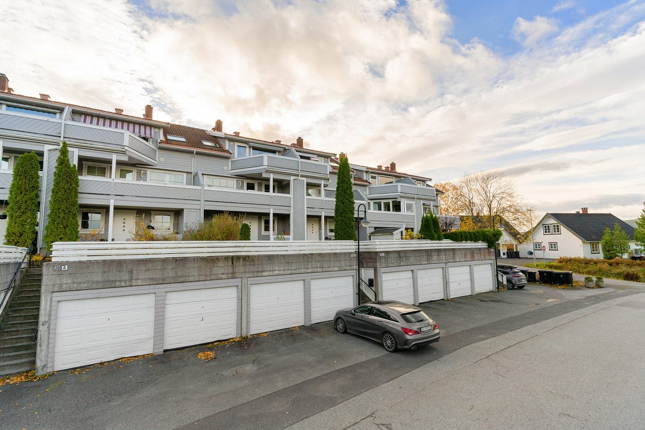 Innholdsrik eierseksjon over 2 plan. | 3 soverom | kort avstand til ...