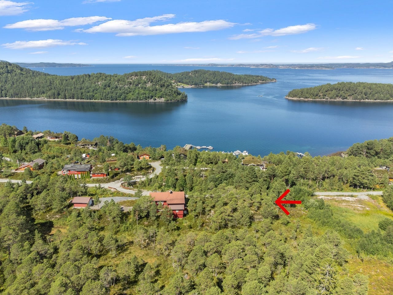 Solrik fritidstomt med utsikt beliggende i attraktive Årsund vest ...