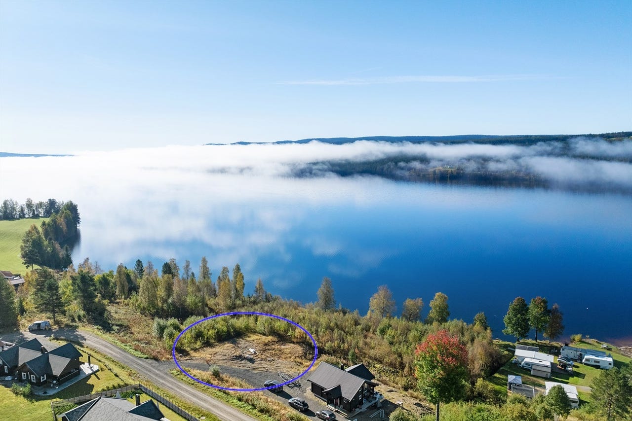 Solrik hyttetomt med fantastisk utsikt i etablert hytteområde ...