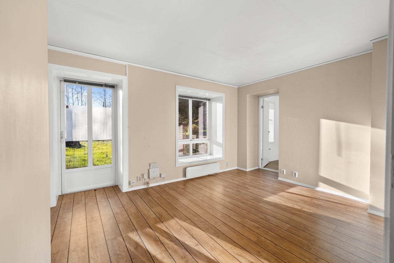 Gjennomgående 3-roms med markterrasse & p-plass. Moderniseringsbehov ...