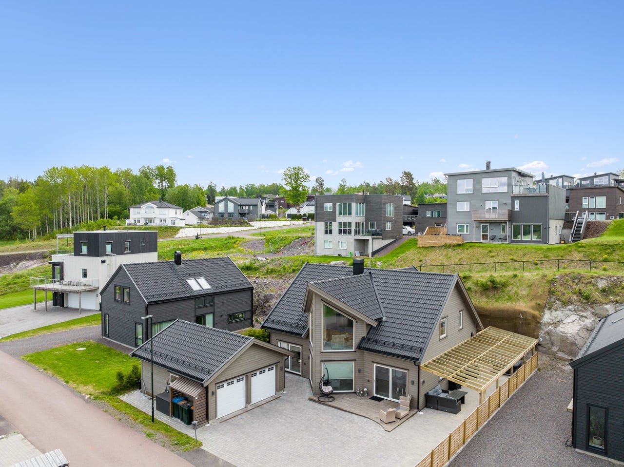 Påkostet enebolig fra 2019 i rolig blindvei | 2 stuer, 5 sov, 2 bad ...