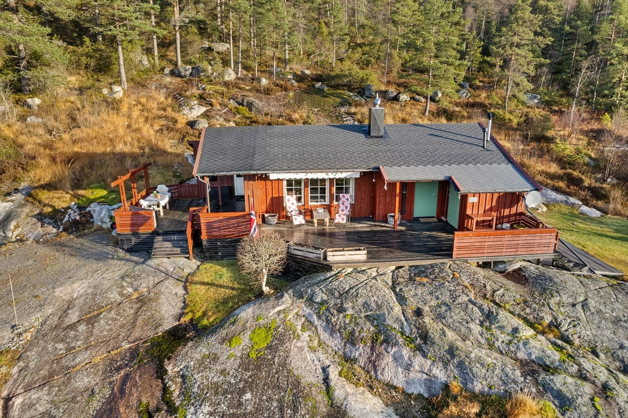 Velholdt hytte i naturskjønne omgivelser i Handeland hyttefelt. | FINN eiendom