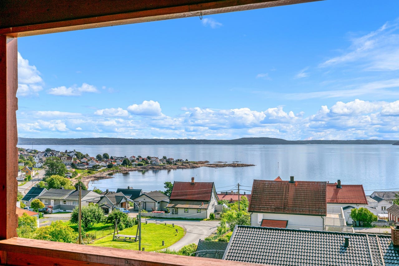 Stor enebolig på fantastisk beliggende tomt med panoramautsikt over ...