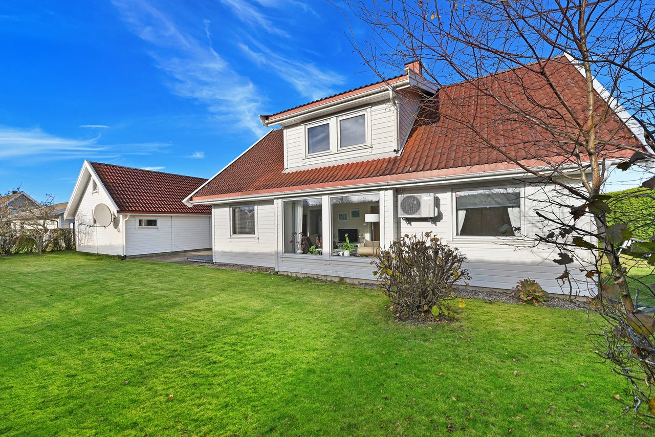 Ekholt - Fin enebolig med garasje og flott skjermet hage. Utleiemuligheter i 2. etasje ...