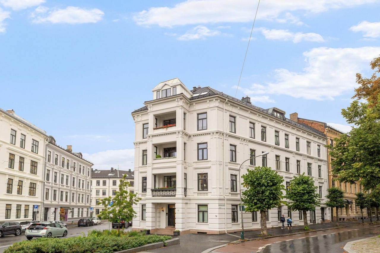 Meget stor 7-roms leilighet med flott potensial, i ettertraktet område ...