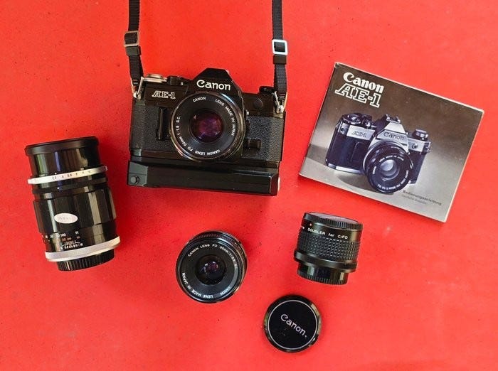 Canon AE-1 black +FD 35mm f3.5 + FL 135mm f2.5 +50mm f1.8 Et objektiv ...
