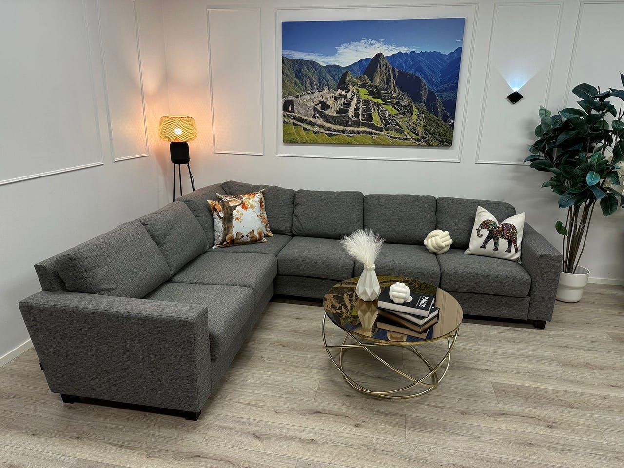 GRATIS LEVERING - SALG! Nyrenset strøken Scapa design hjørnesofa | FINN ...