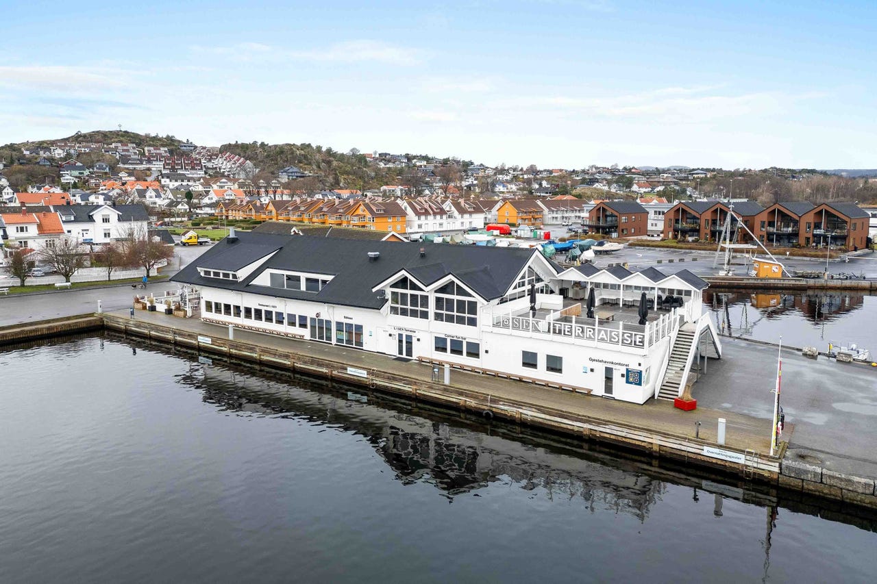 Flott beliggende serveringslokale/utested rett ved vannet ved Stavern ...