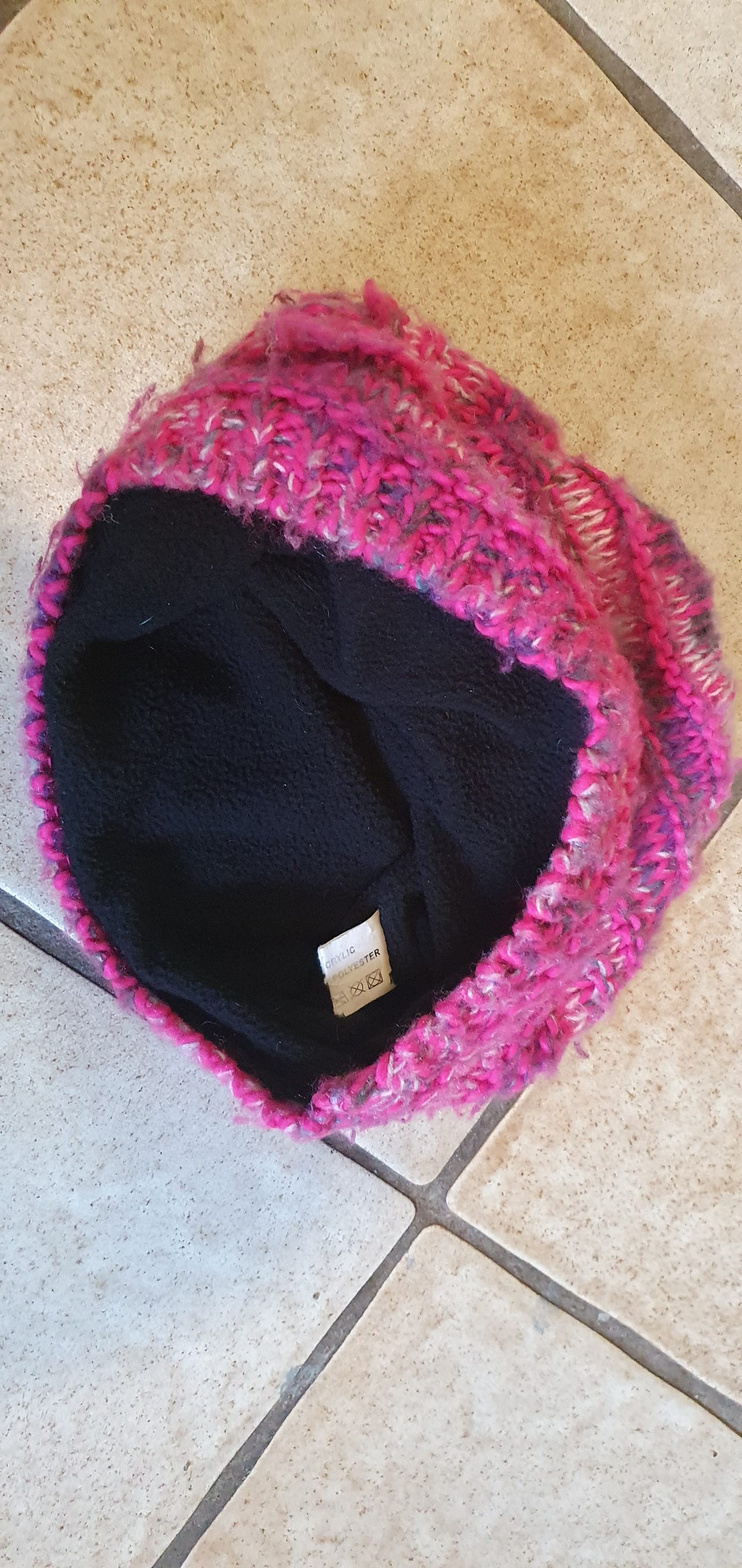 Strikkelue med fleecefôr | FINN-torget