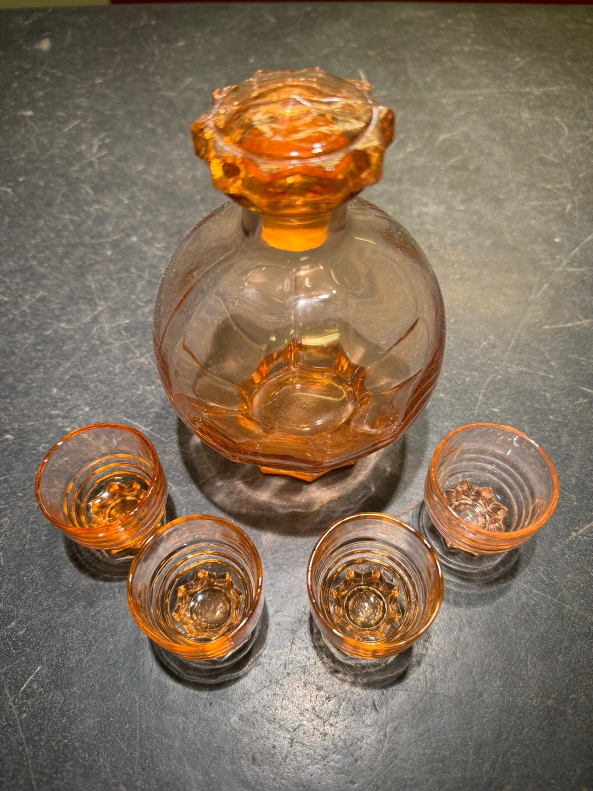 Nydelig vintage 50-talls rosa pressglass karaffel m 4 glass | FINN-torget