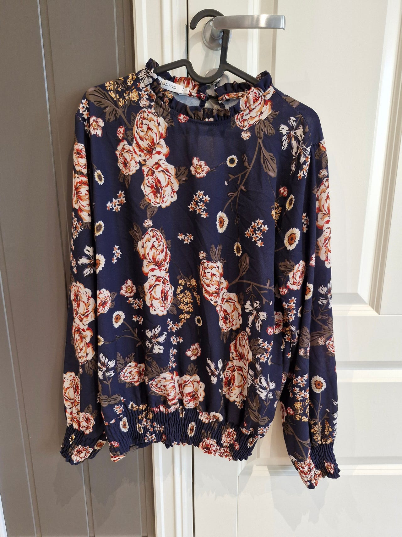 Blomstrete topp fra Floyd str L | FINN-torget