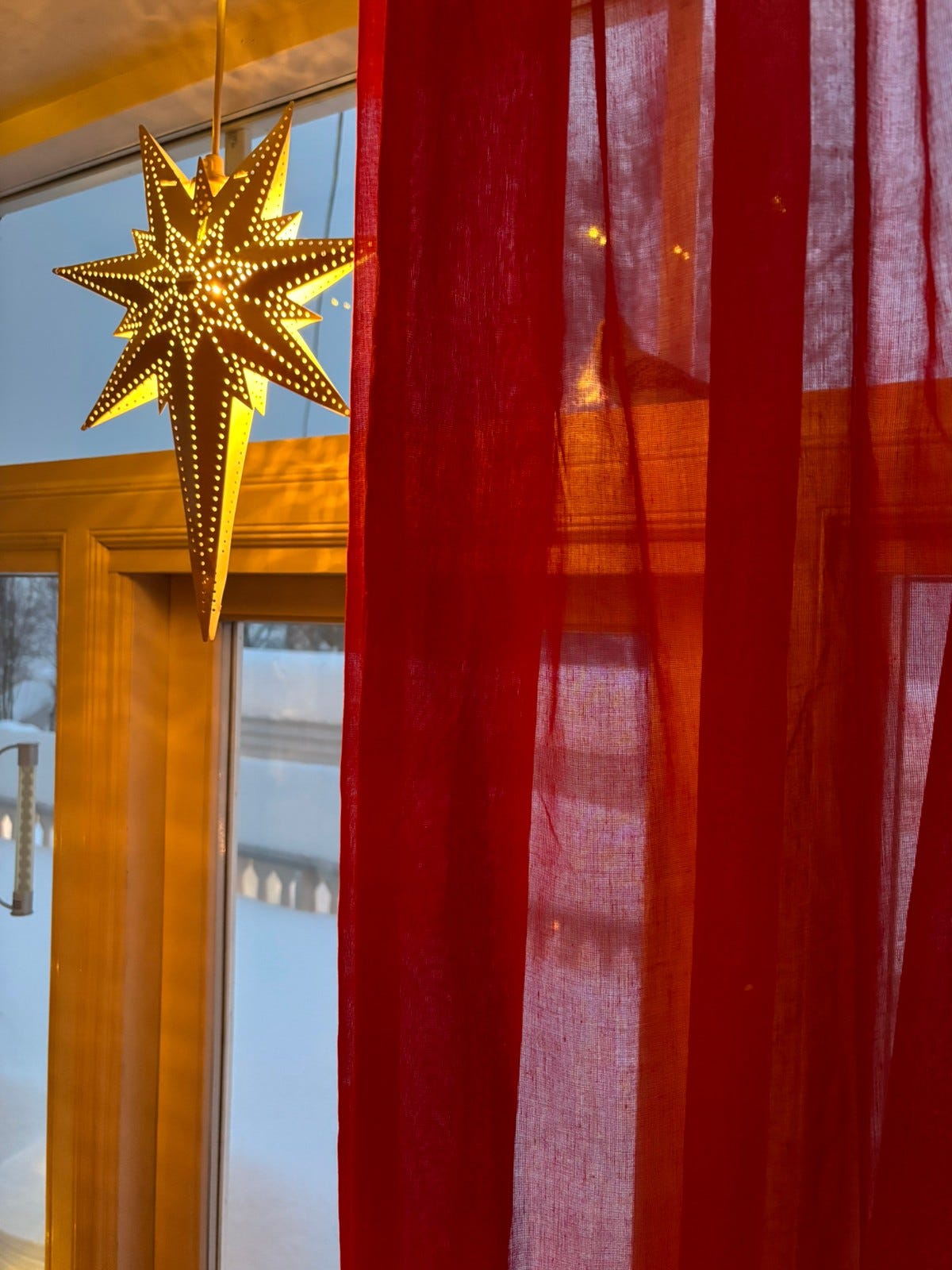 Røde gardiner. 2 høyder | FINN-torget