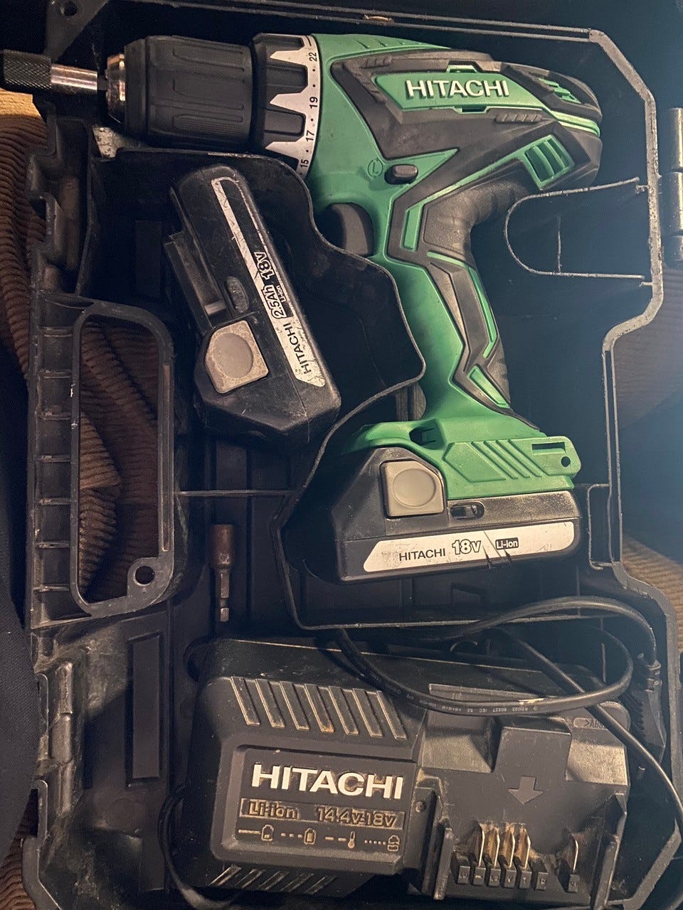 HITACHI OPPLADBARE DRILLER + Lader og ekstra batteri. | FINN-torget