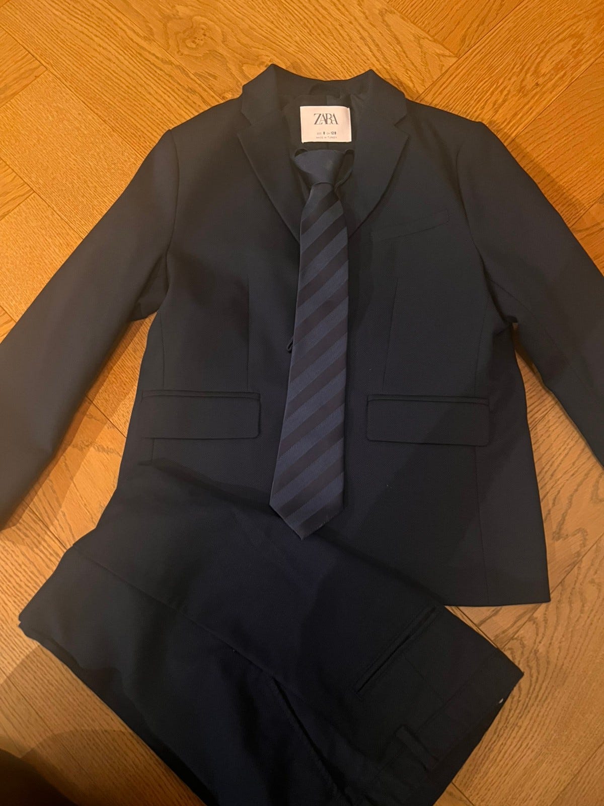 Zara dress med Burderryskjorte og slips, barn str 128 | FINN-torget