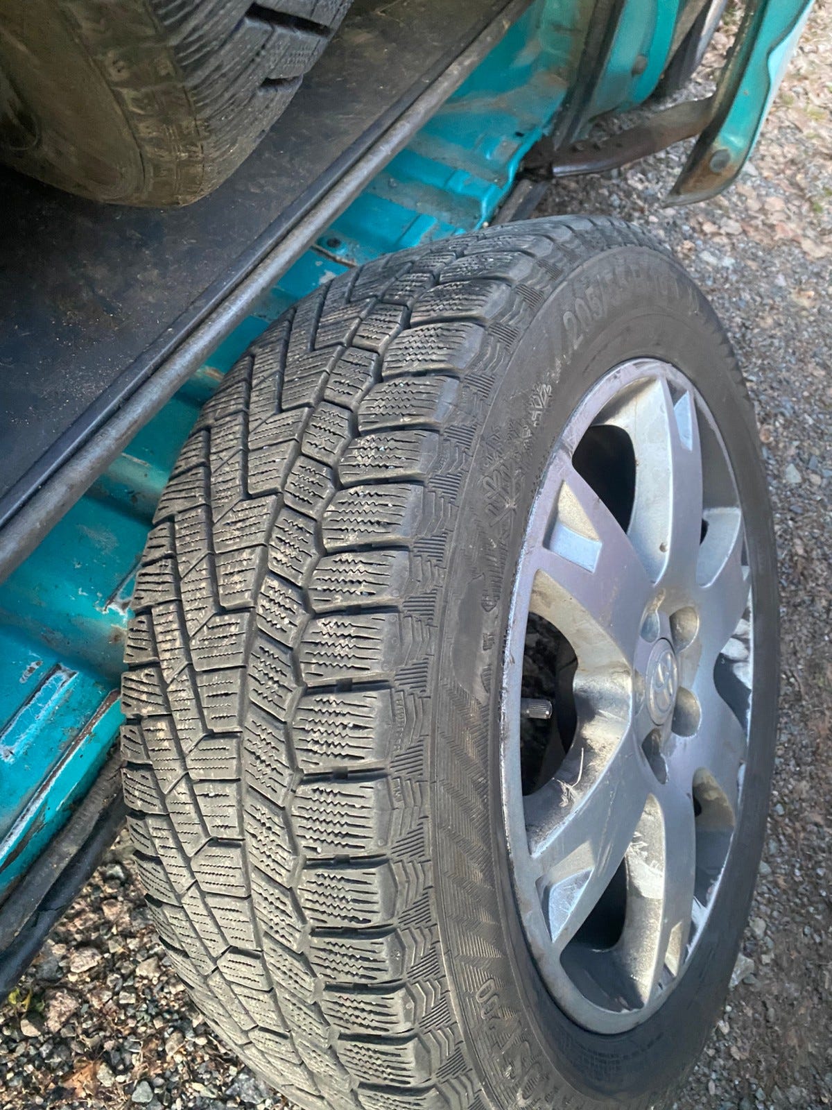 Fint vinterdekk med pigg fri(295/55R/16) passer på avensis og Corolla ...