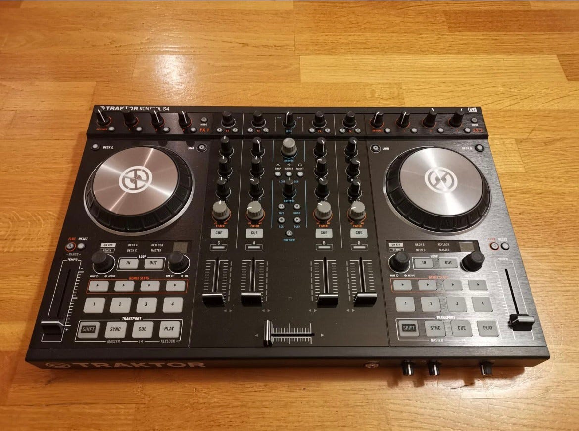 TRAKTOR KONTROLL S4 4-CHANNEL ALL-IN-ONE DJ SYSTEM | FINN-torget