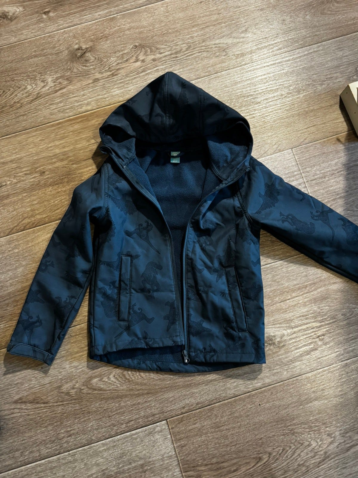 Vår/høst softshell jakke vindjakke, reinjakke - str. 134 med dinosaur 🦕 | FINN-torget