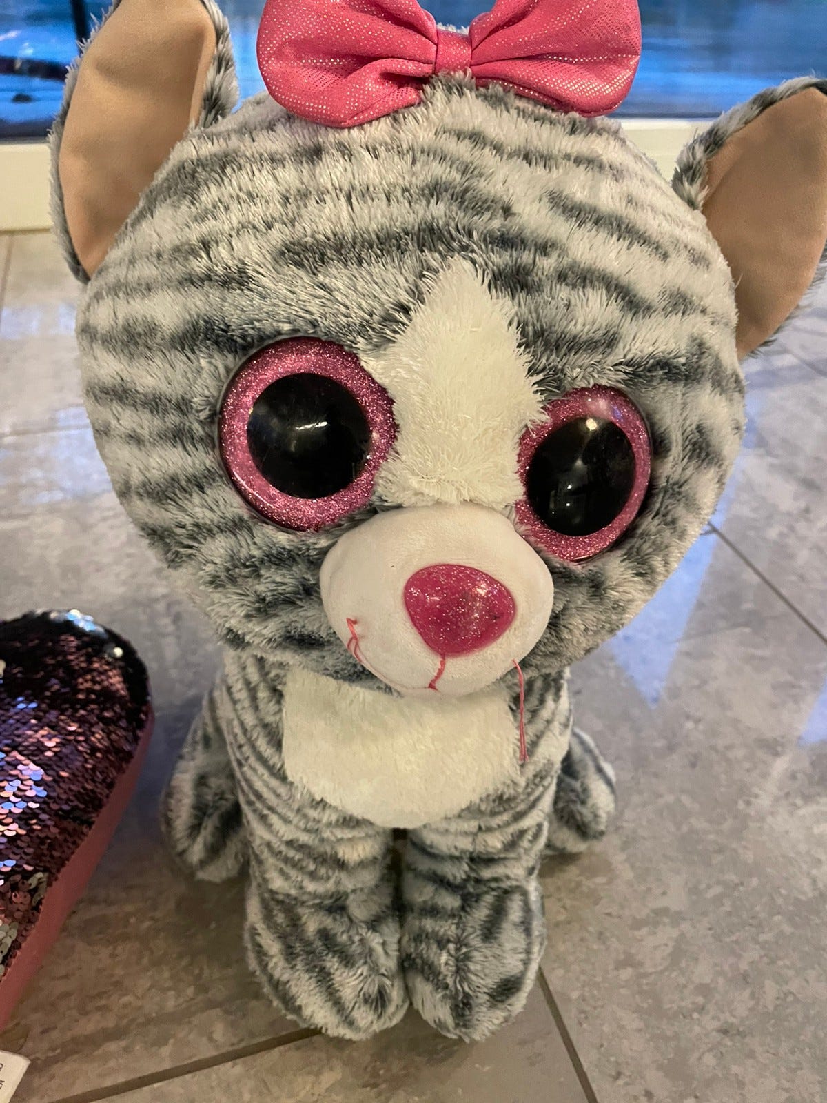 Ty bamse 40 cm høg og paljetthjerte | FINN-torget