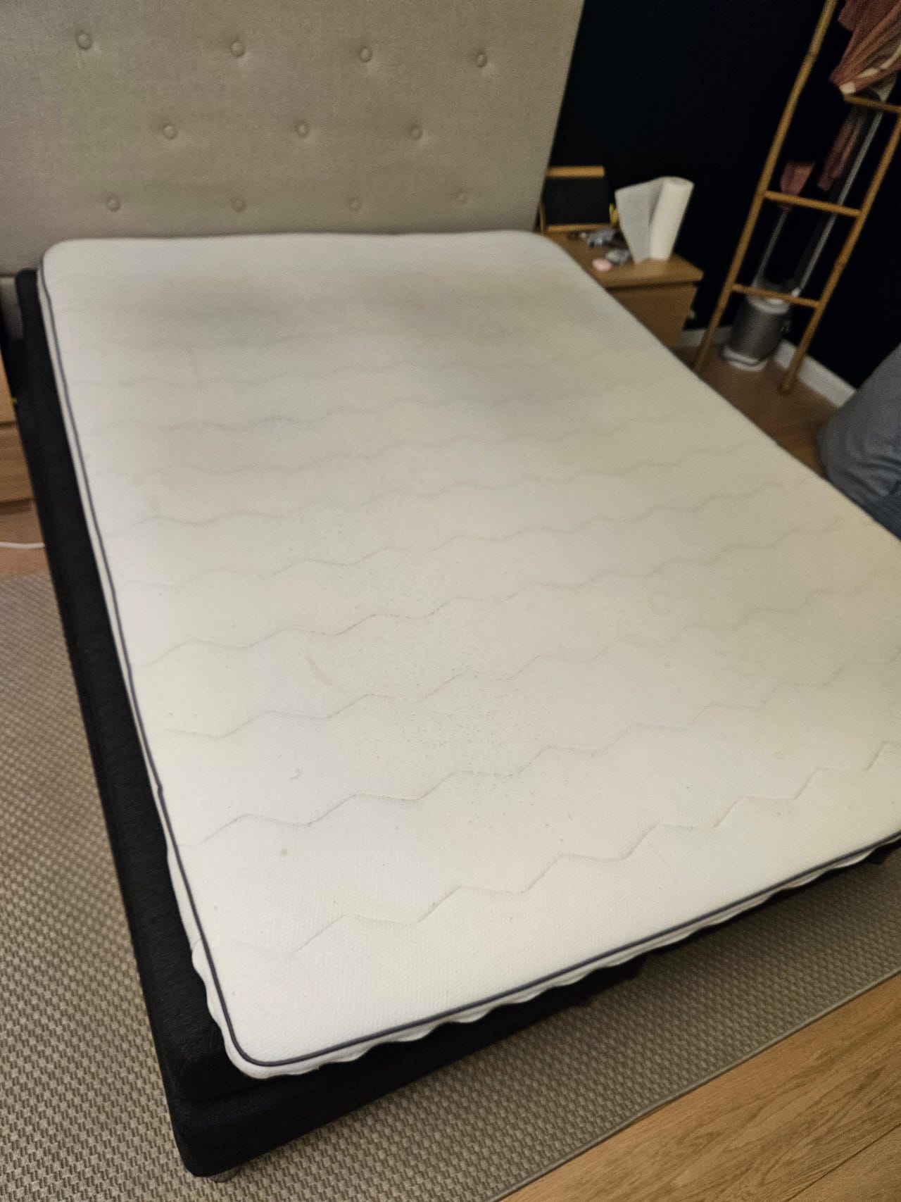 Seng 150cm med overmadrass og gavl gis bort mot henting | FINN-torget