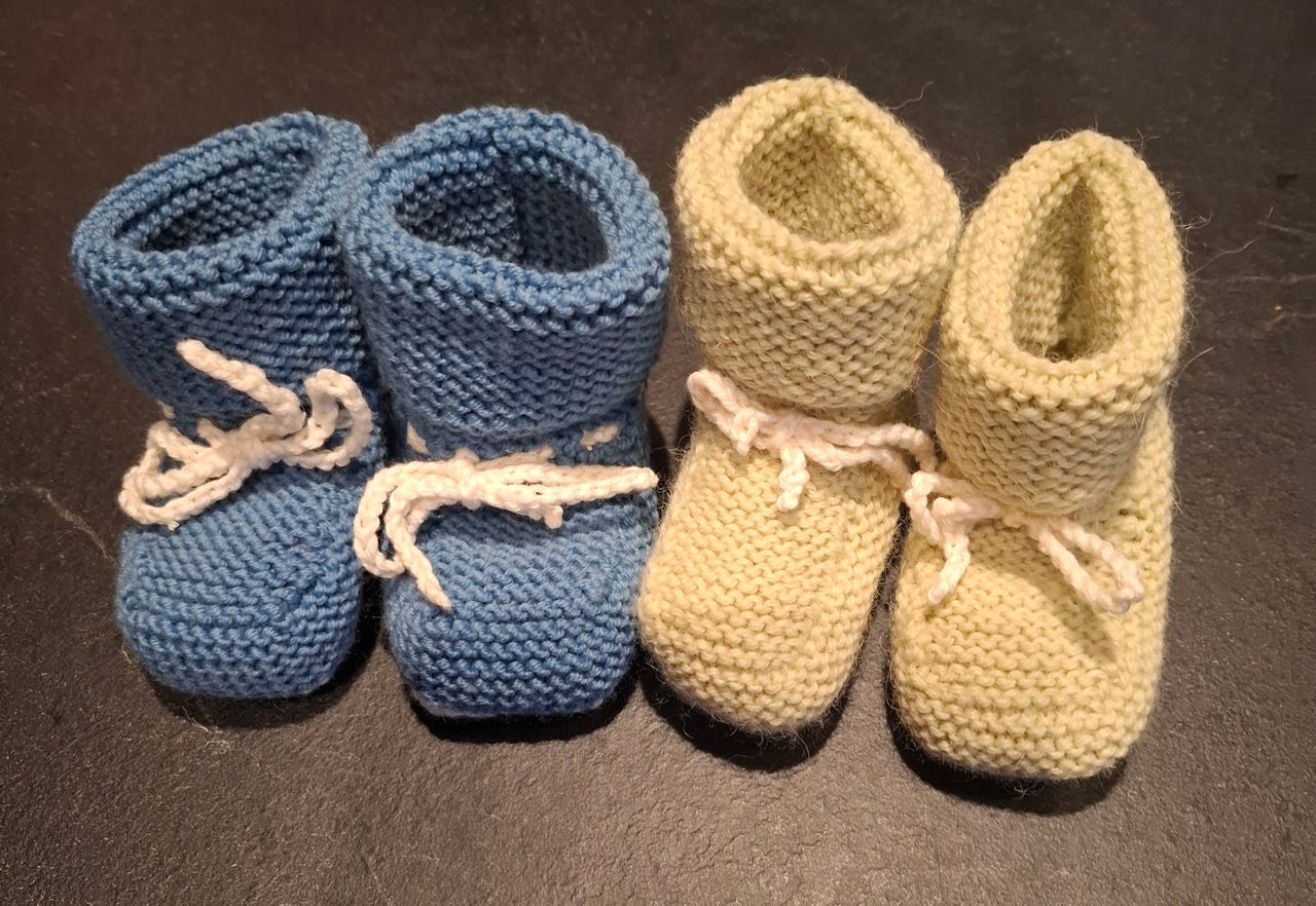 Håndstrikka babysokker | FINN-torget