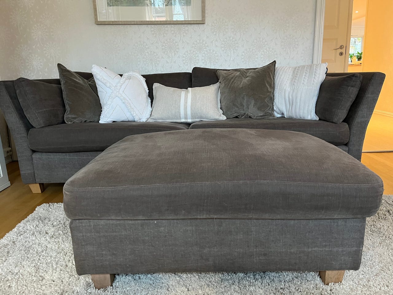 Lekker sofa selges med stor puff fra Home & Cottage | FINN-torget