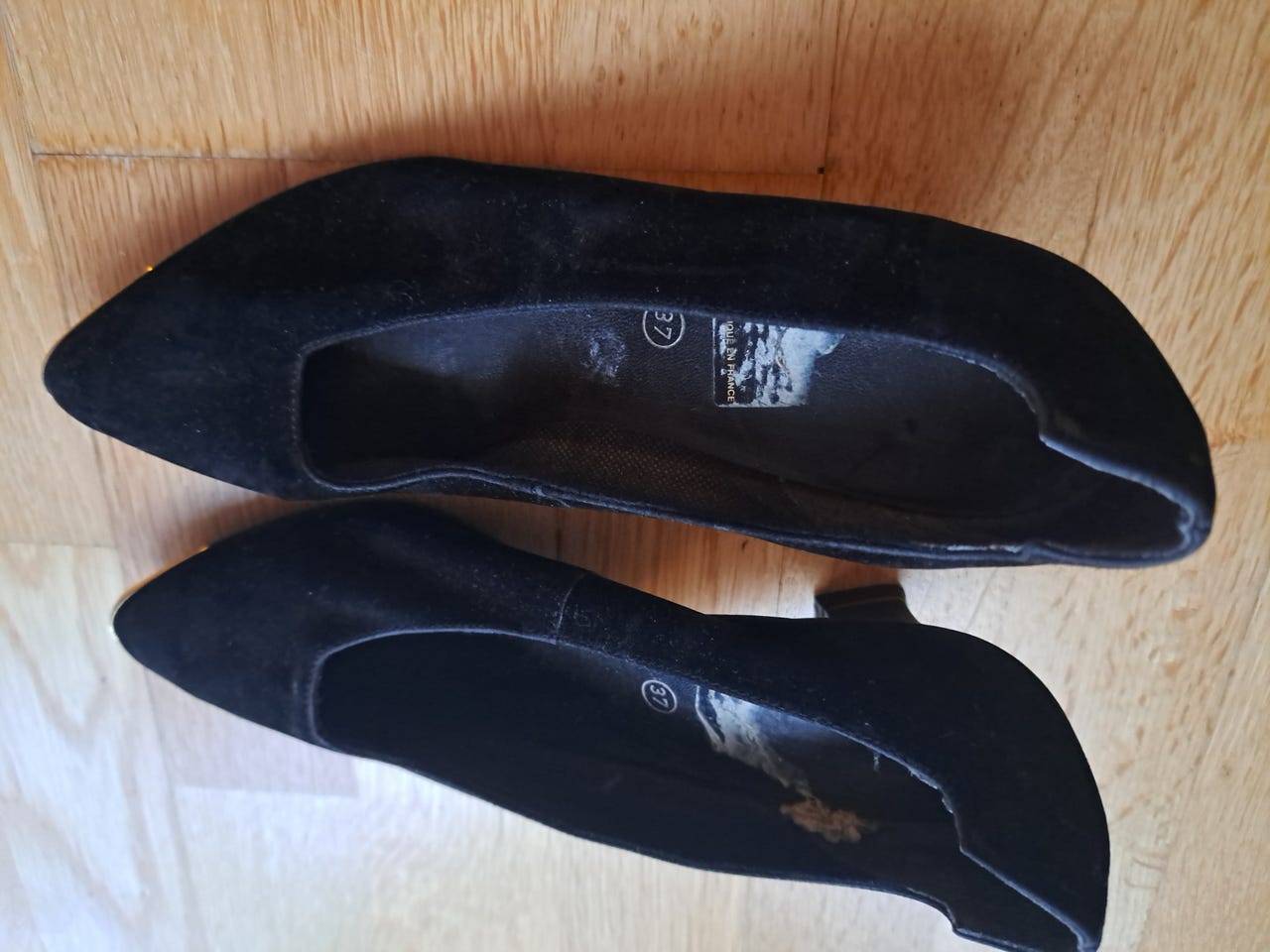 Sorte pumps semsket med gulltupp | FINN-torget