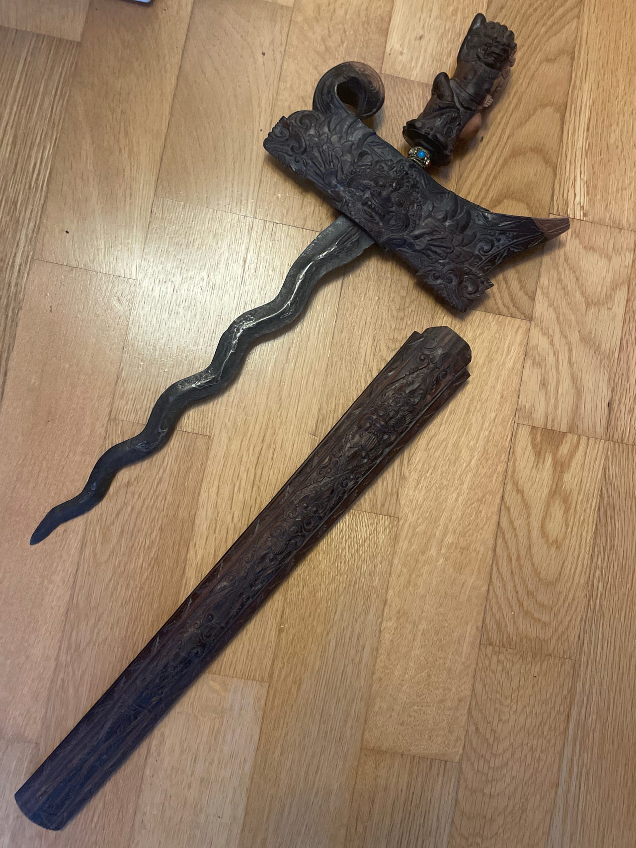 «Dolk" med Flotte utskjæringer i tre | FINN-torget