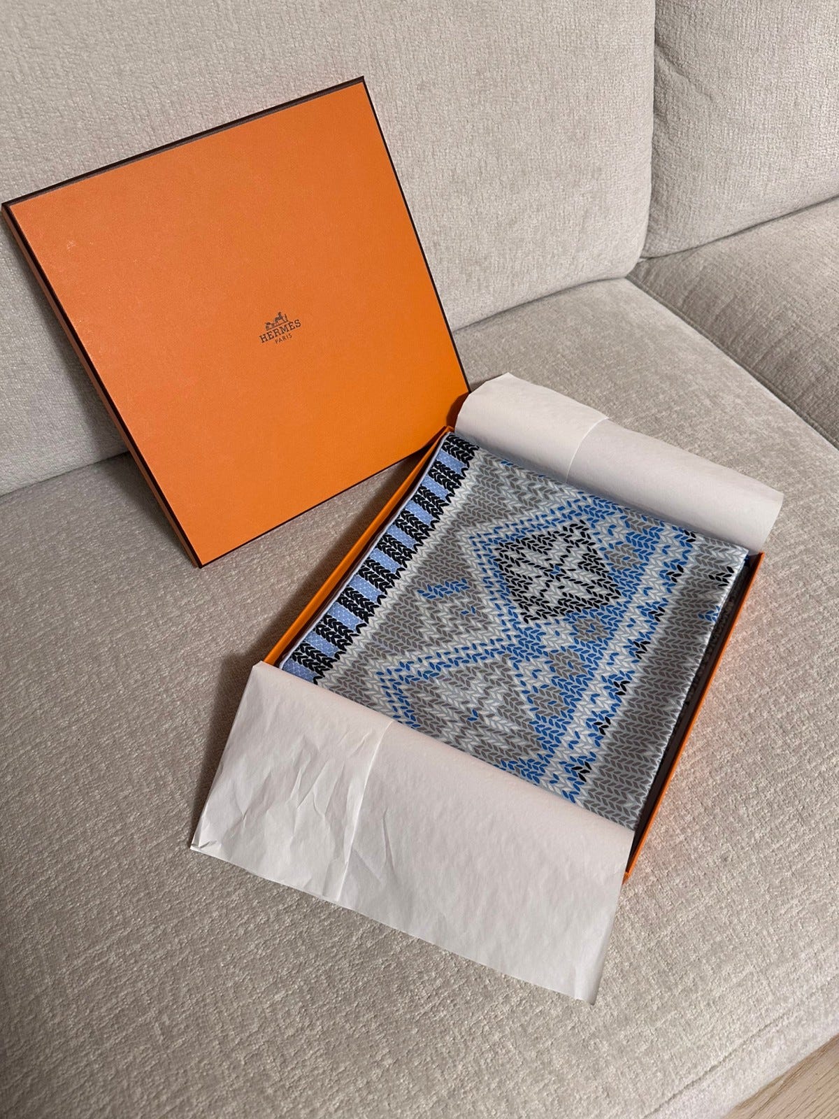 GAVE Ny Hermes 90 x 90 silke skjerf | FINN-torget