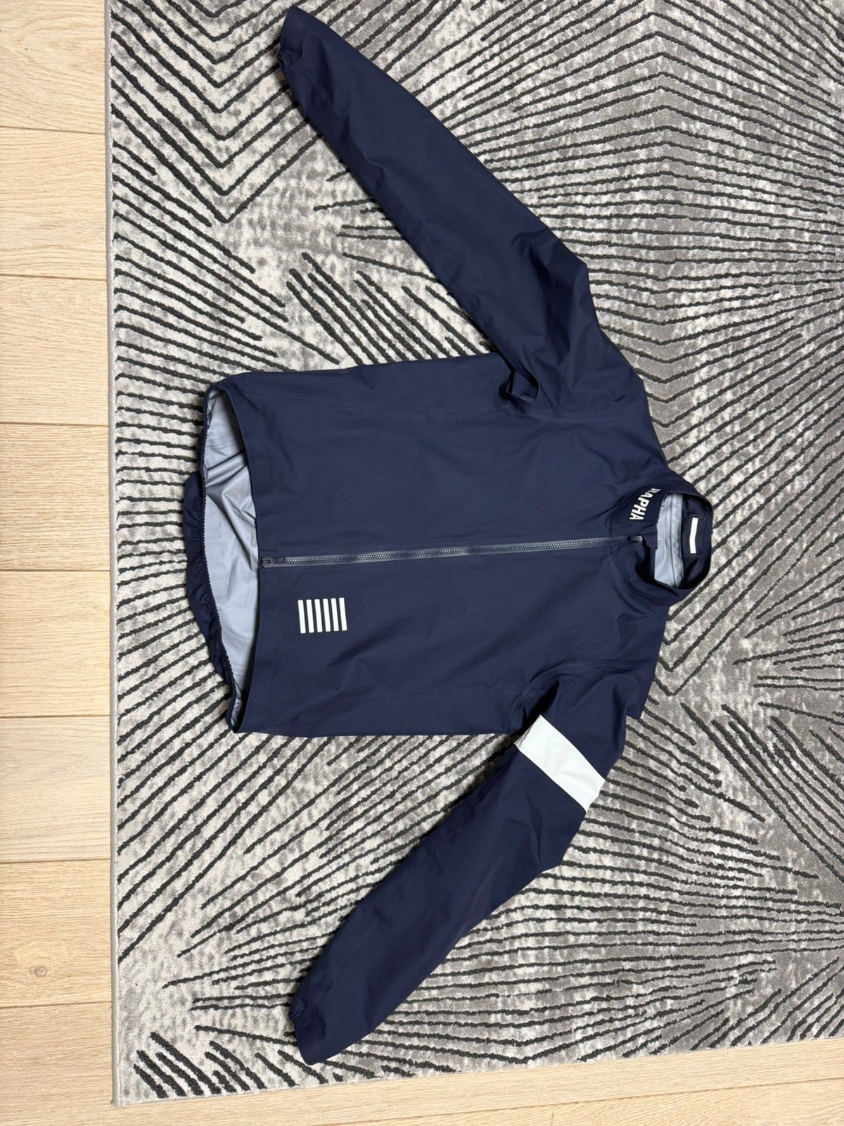 Rapha Pro Team Gore Tex Rain Jacket | FINN-torget