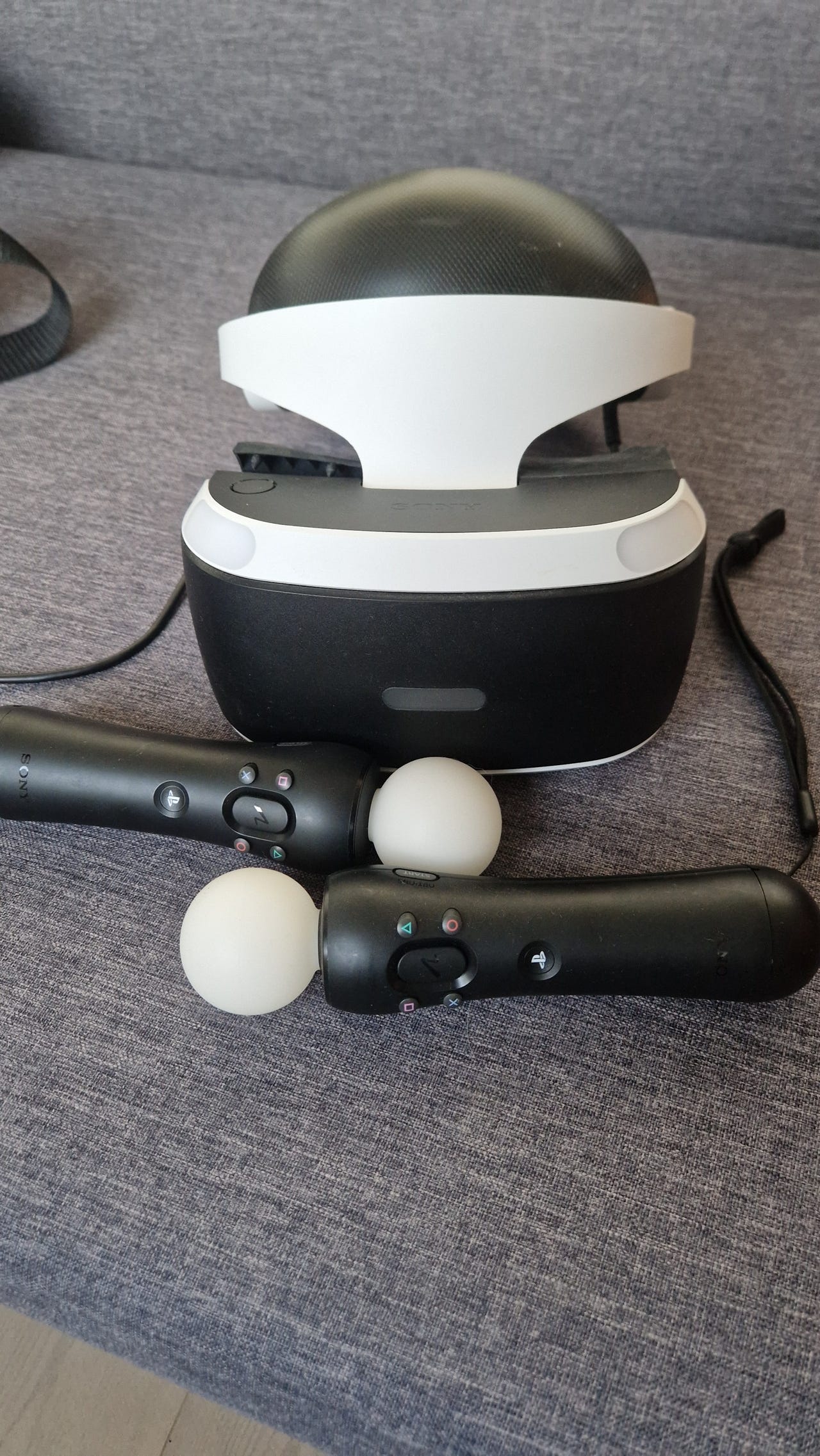 Psvr with two controllers. | FINN-torget