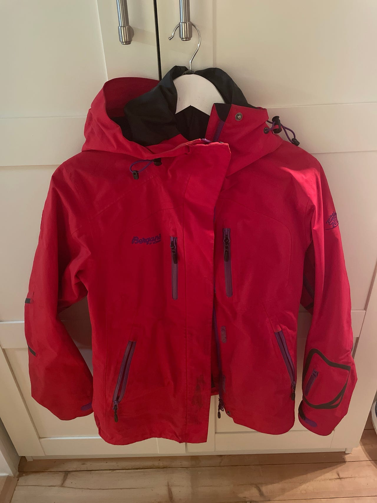 Pent brukt rød Bergens allværsjakke | FINN-torget